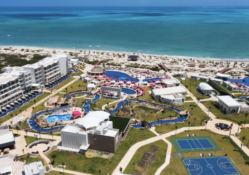 Estos son 2 resorts en Cancún con un río lento, bares en la piscina y ...